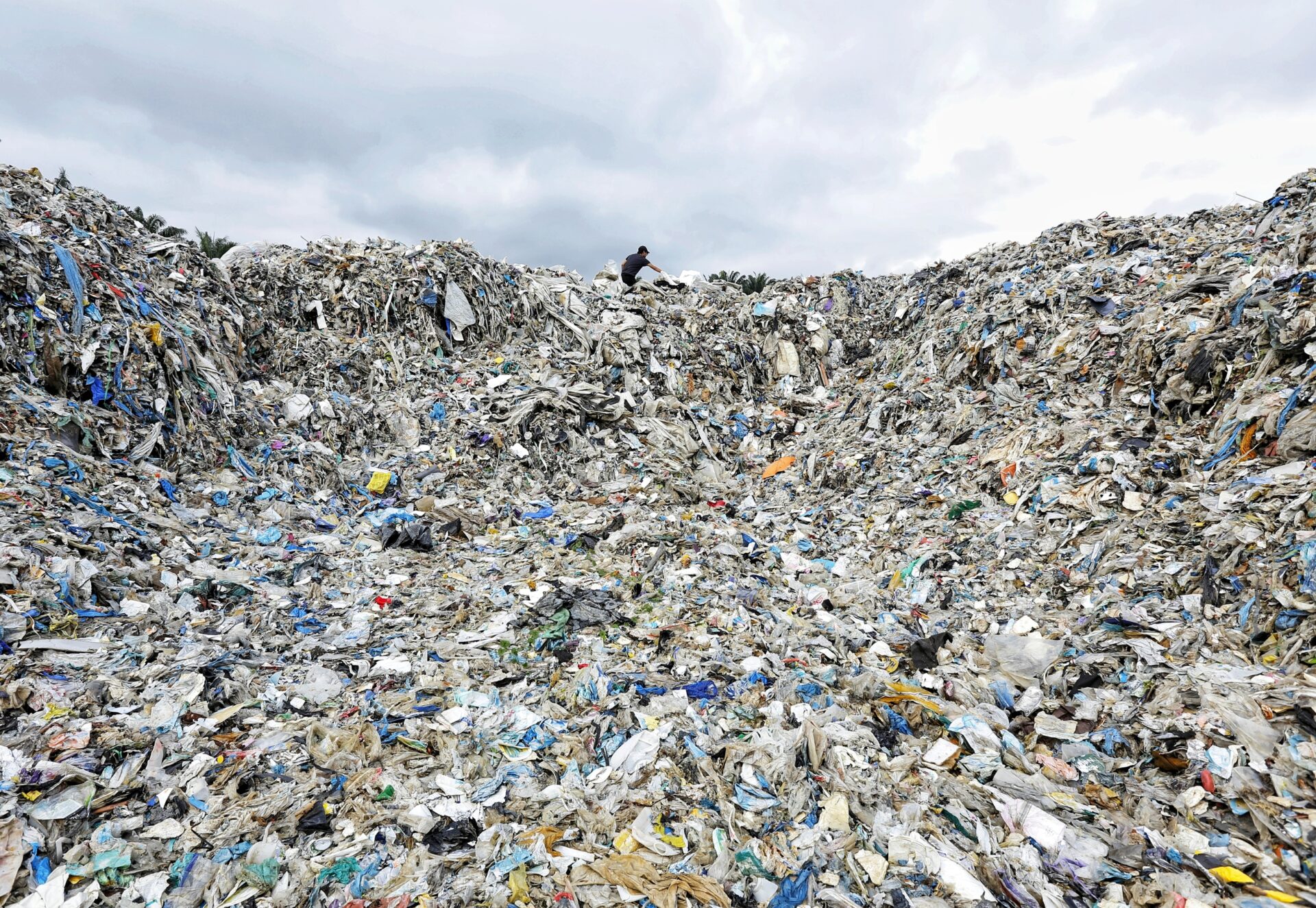 What really happens to plastic recycling in the UK? - Greenpeace UK