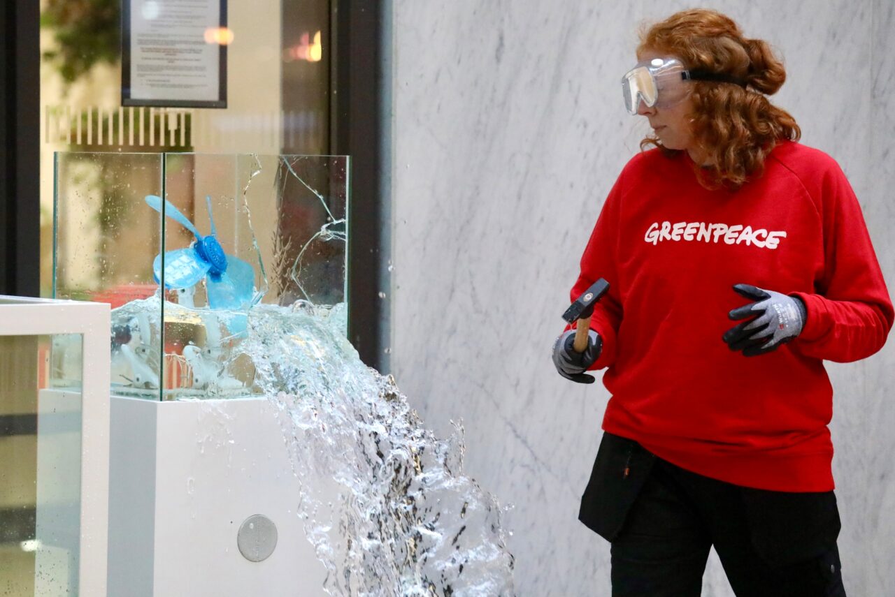 Why Greenpeace activists made a smash at Shell's HQ - Greenpeace UK